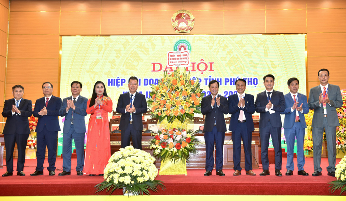 Đại diện lãnh đạo HHDN tỉnh ta dự Đại hội Hiệp hội Doanh nghiệp tỉnh ...