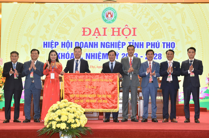 Đại diện lãnh đạo HHDN tỉnh ta dự Đại hội Hiệp hội Doanh nghiệp tỉnh ...