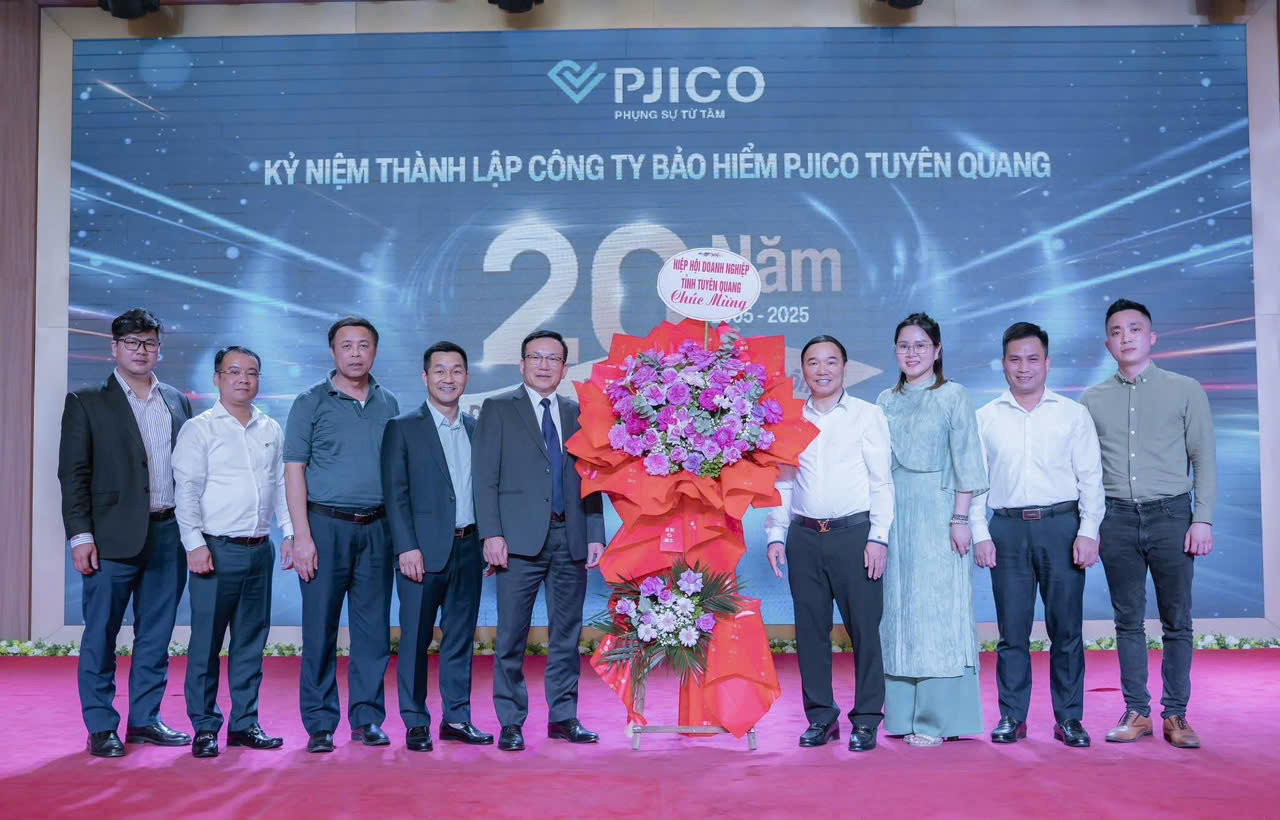 Chủ tịch HHDN tỉnh Nguyễn Hữu Thập chúc mừng PJICO Tuyên Quang nhân kỷ ...